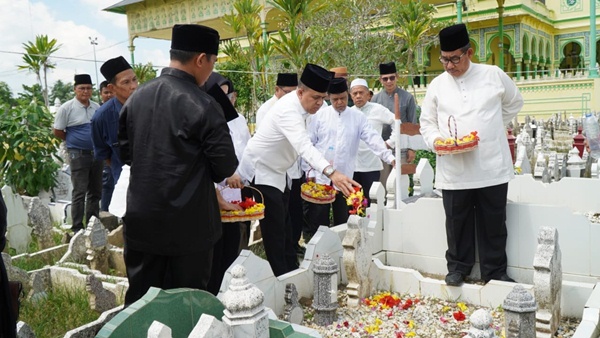 Milad MABMI, Pj Bupati Langkat Ziarahi Makam Sultan Langkat dan Pendiri ... Milad MABMI, Pj Bupati Langkat Ziarahi Makam Sultan Langkat dan Pendiri ...